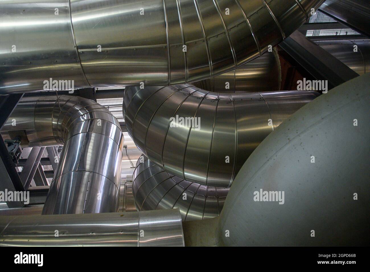 Genthin, Germany. 24th Sep, 2021. Countless pipes run through a plant ...