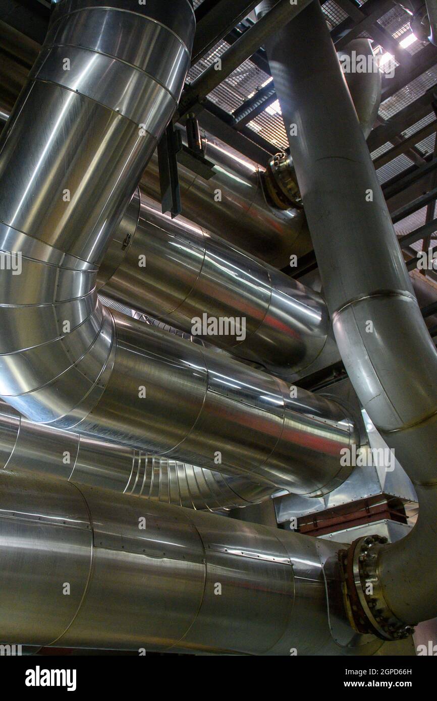 Genthin, Germany. 24th Sep, 2021. Countless pipes run through a plant ...