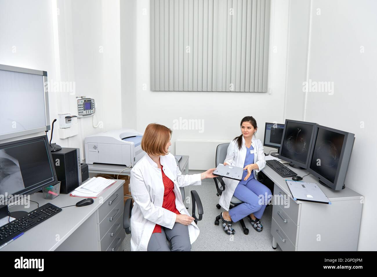 medical team discussing around a computer Stock Photo - Alamy