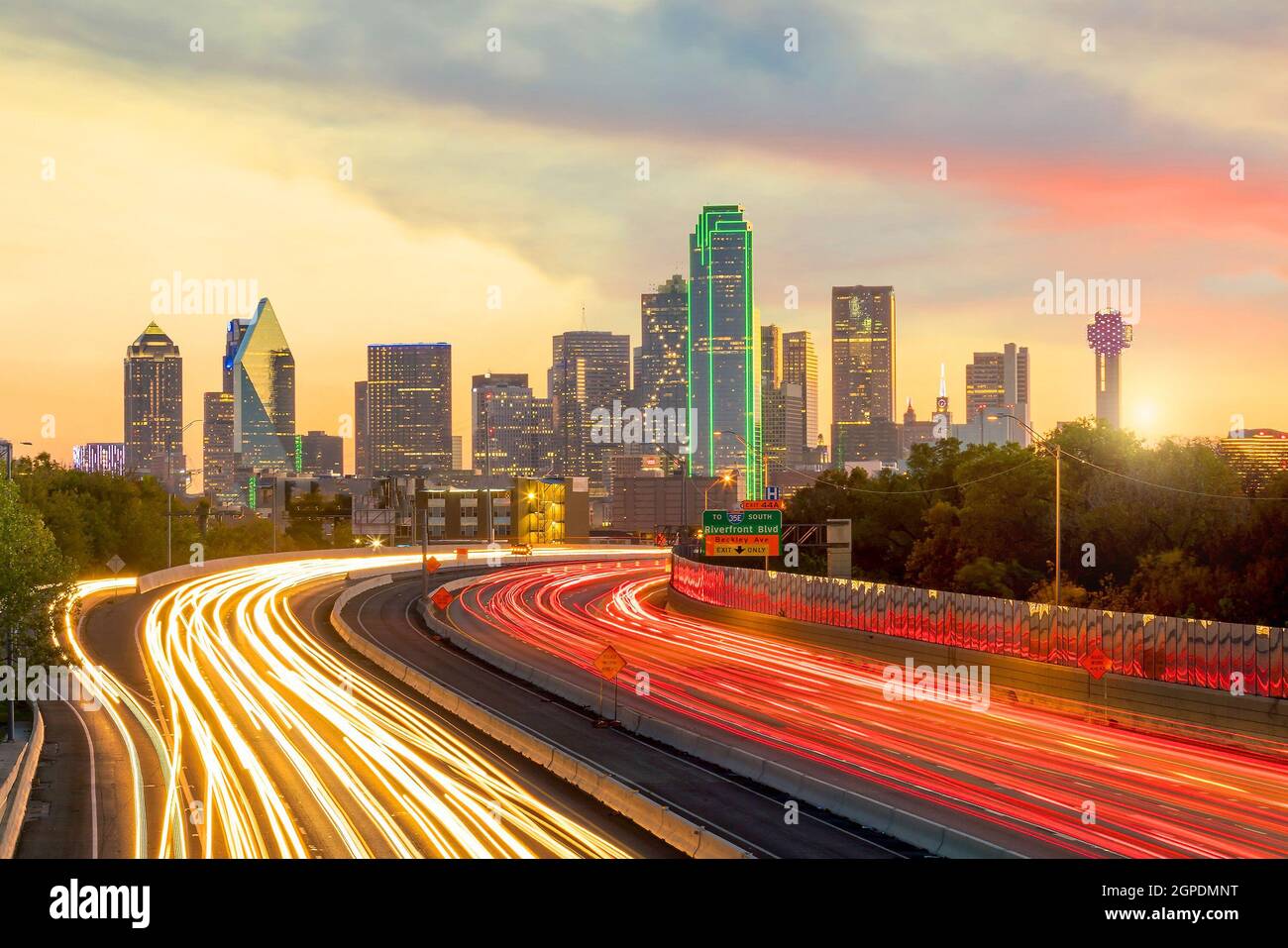 Dallas skyline freeway traffic hi-res stock photography and images - Alamy