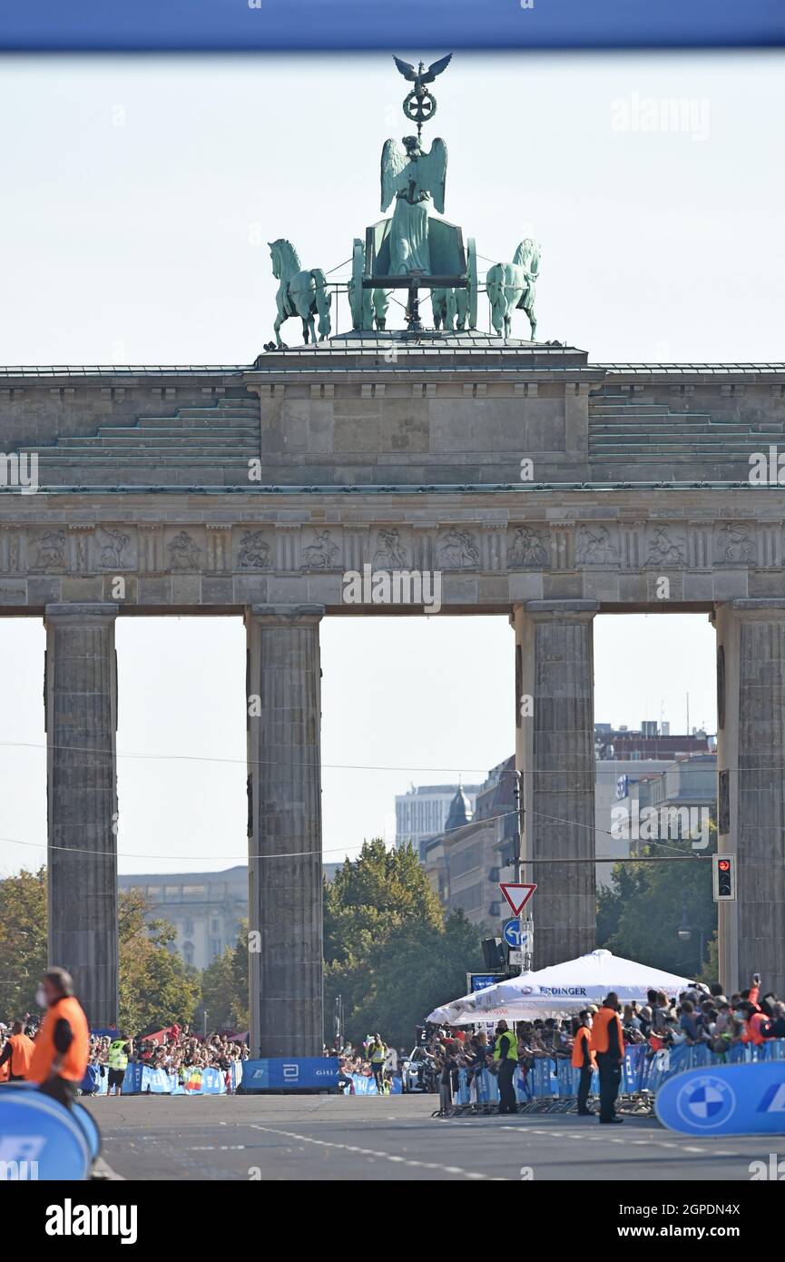 A general overall view as men's winner pass through the Brandenburg ...
