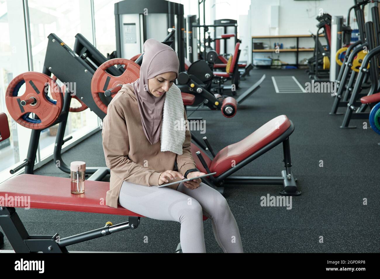 Muslim women sitting on bench hi-res stock photography and images - Alamy
