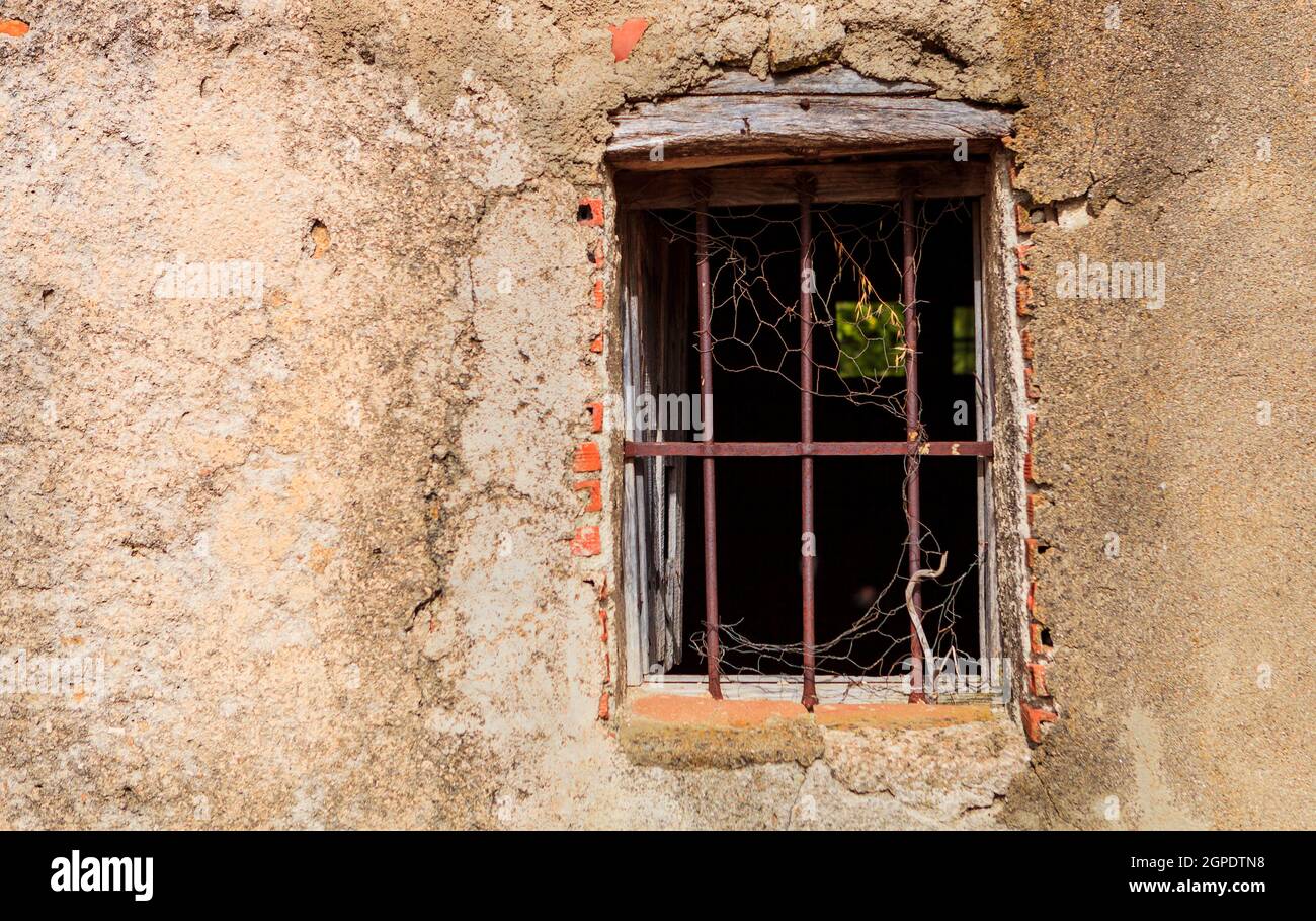 Ruined window of an abandoned house Stock Photo - Alamy