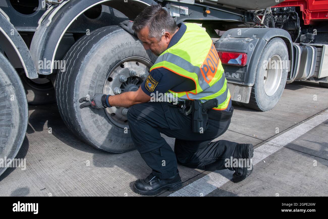 Hurlach, Germany. 27th Sep, 2021. A police officer examines a tire on a ...