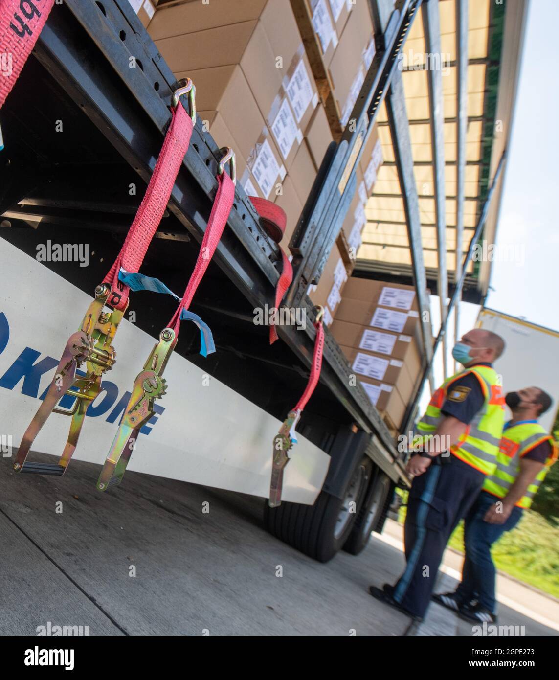 Hurlach, Germany. 27th Sep, 2021. Police officers check the unsecured ...