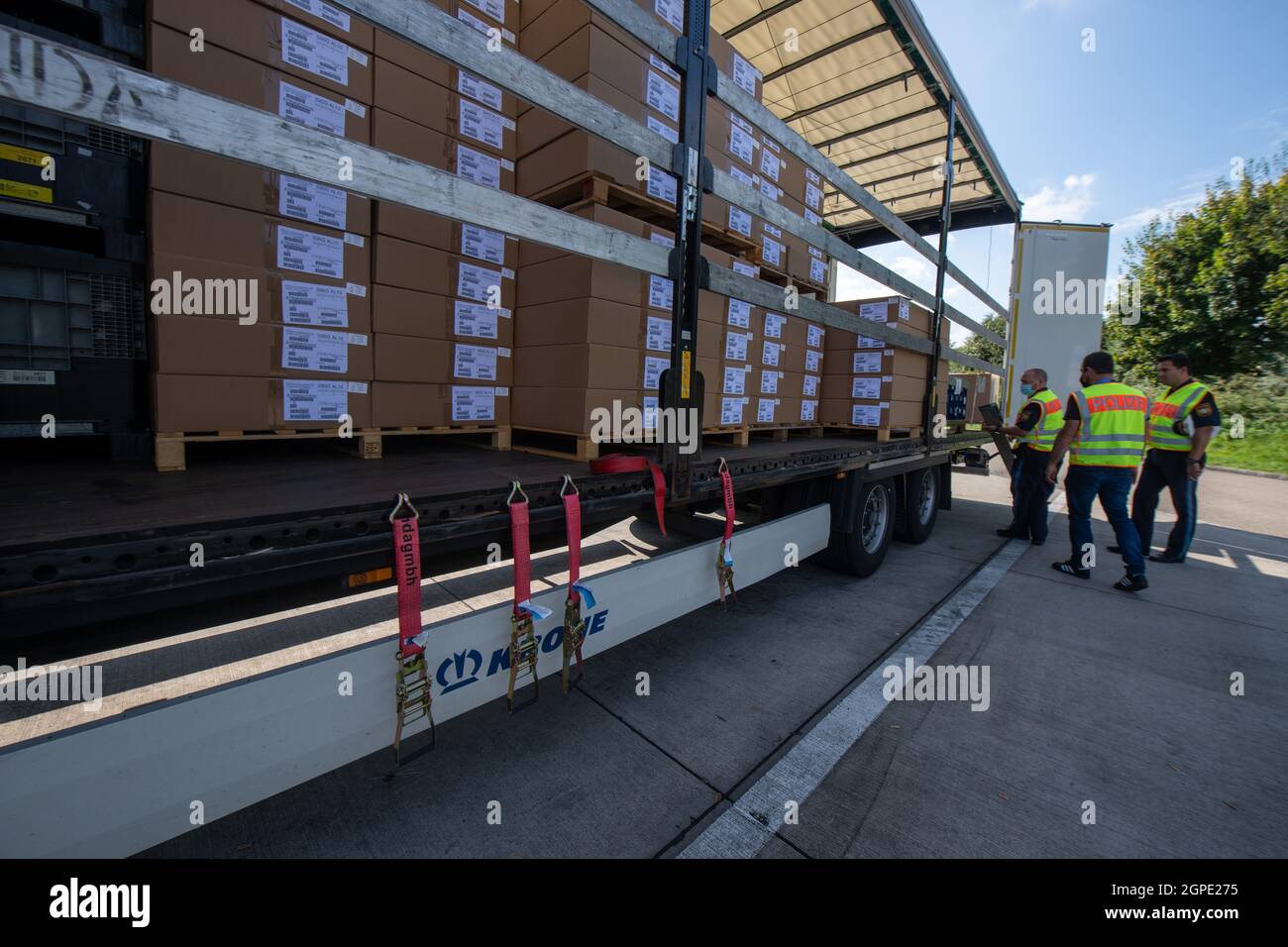 Hurlach, Germany. 27th Sep, 2021. Police officers check the unsecured ...