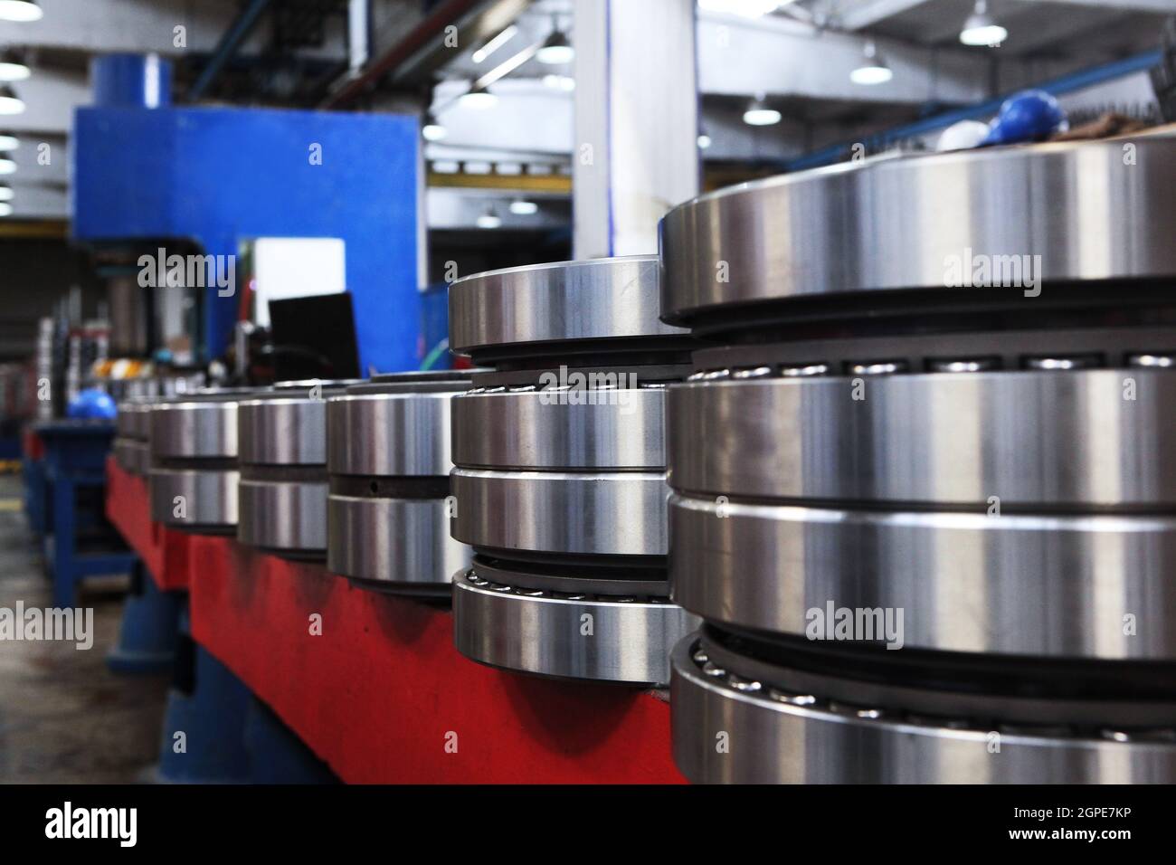 A large number of large-sized bearings.Ready-made large-diameter ...