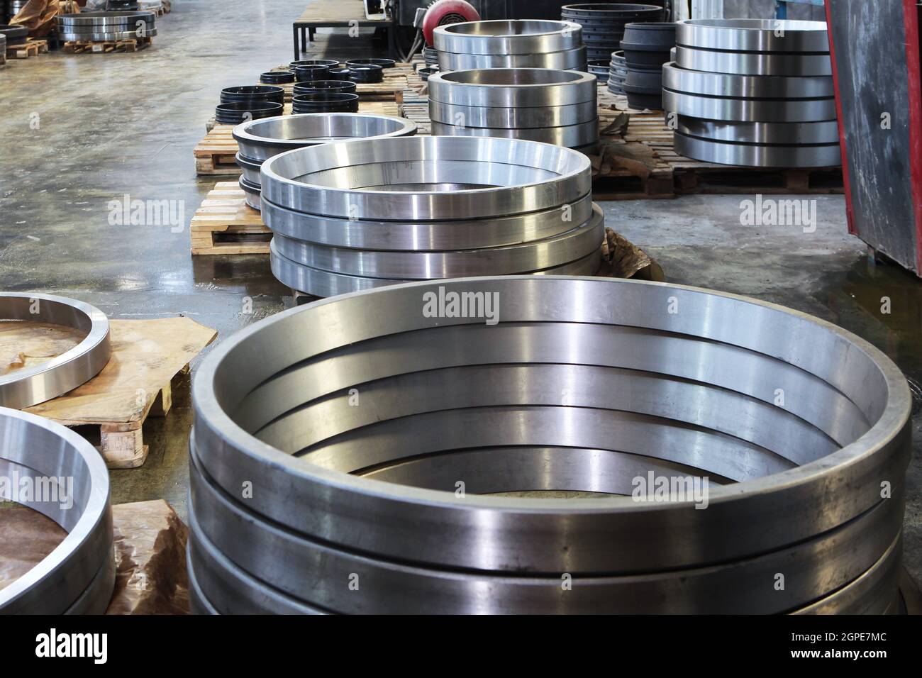 Ready-made large diameter bearings at the factory.Finished products of ...