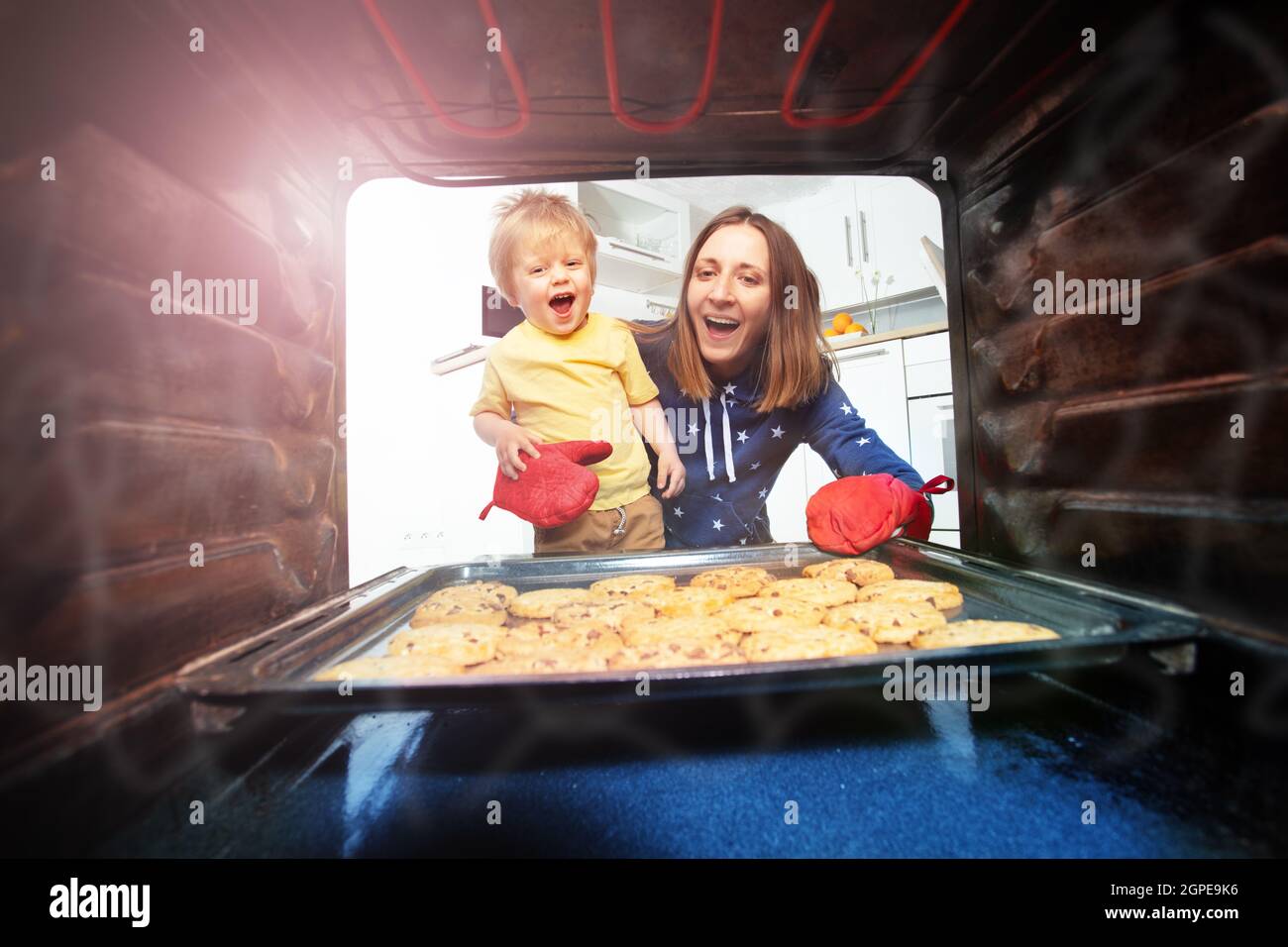 Oven mother hi-res stock photography and images - Alamy