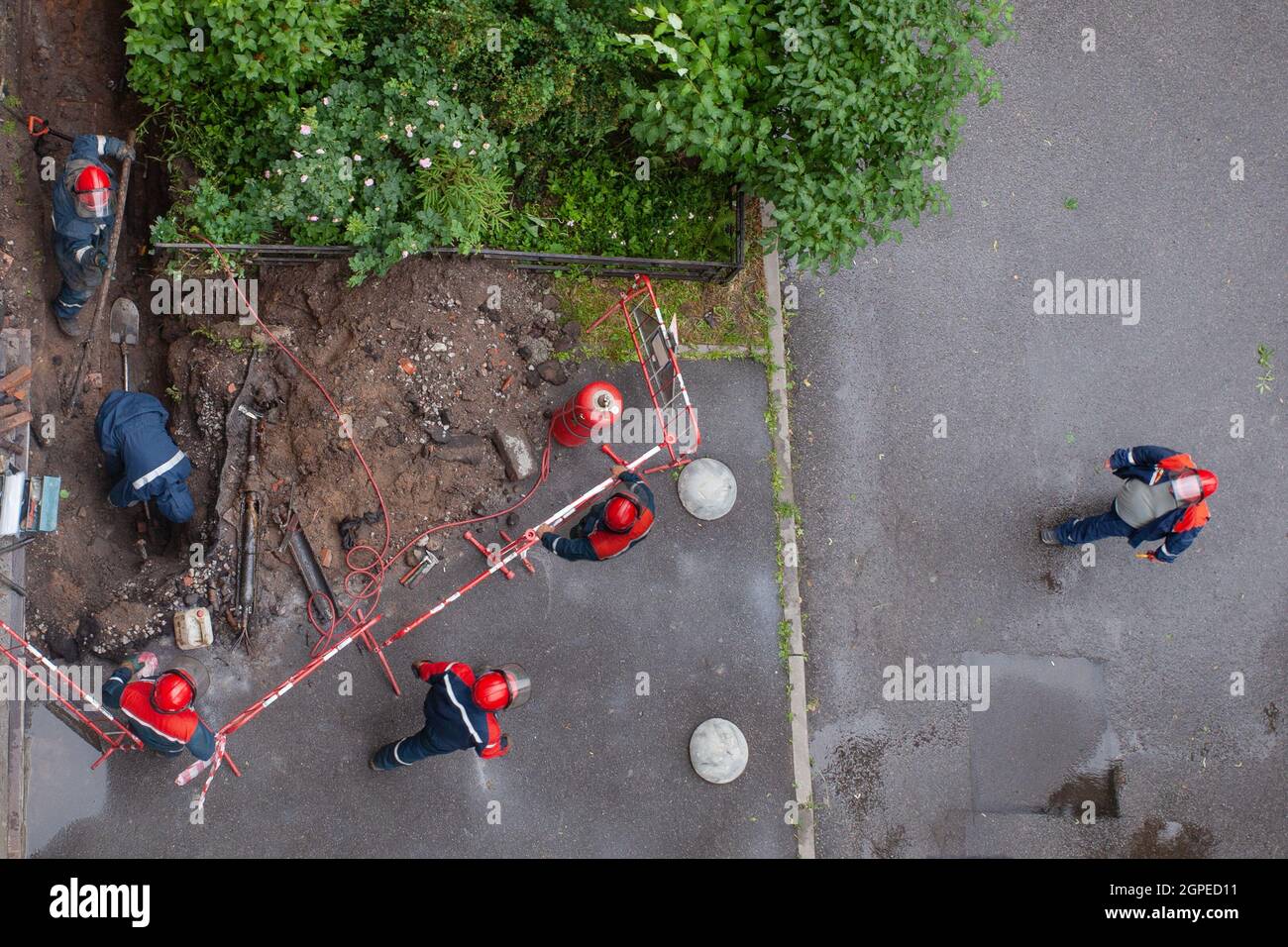 Male construction worker is digging a hole, top view Stock Photo - Alamy