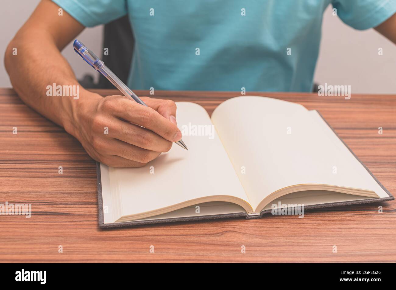 People who write books At the desk Stock Photo - Alamy