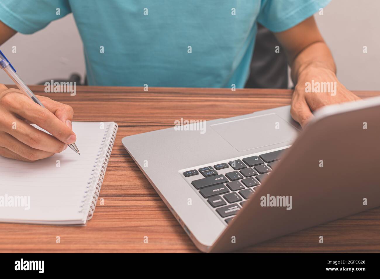 People who write books At the desk Stock Photo - Alamy