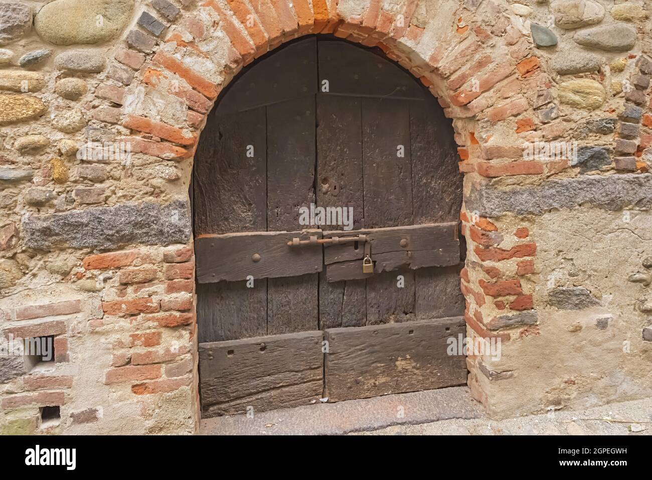 Muro antico castello hi-res stock photography and images - Alamy