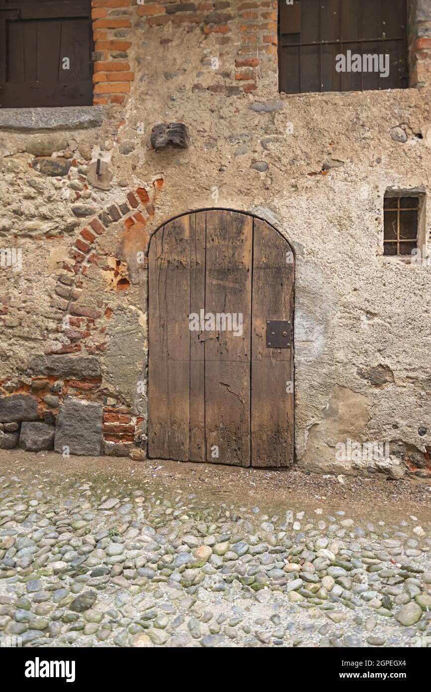Muro antico castello hi-res stock photography and images - Alamy