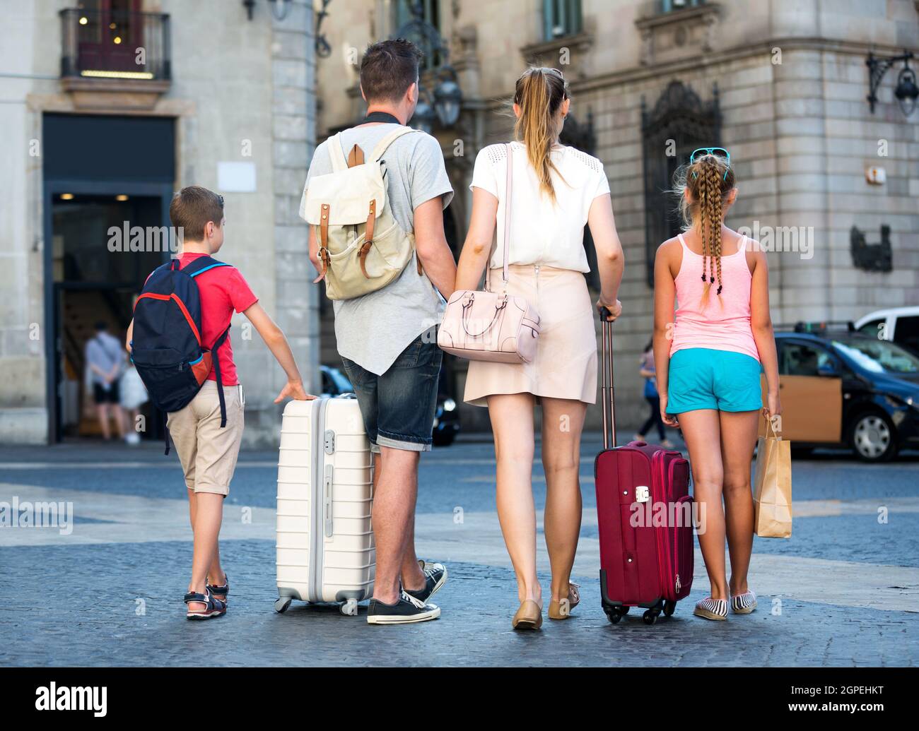 Back view of traveling family Stock Photo - Alamy