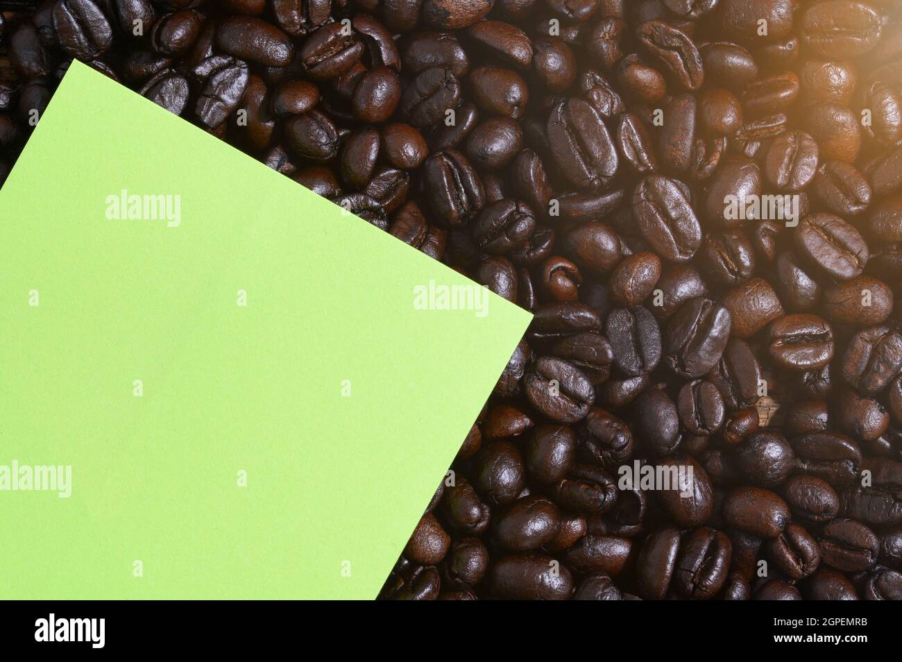 Note paper and coffee beans At the desk, top view Stock Photo - Alamy