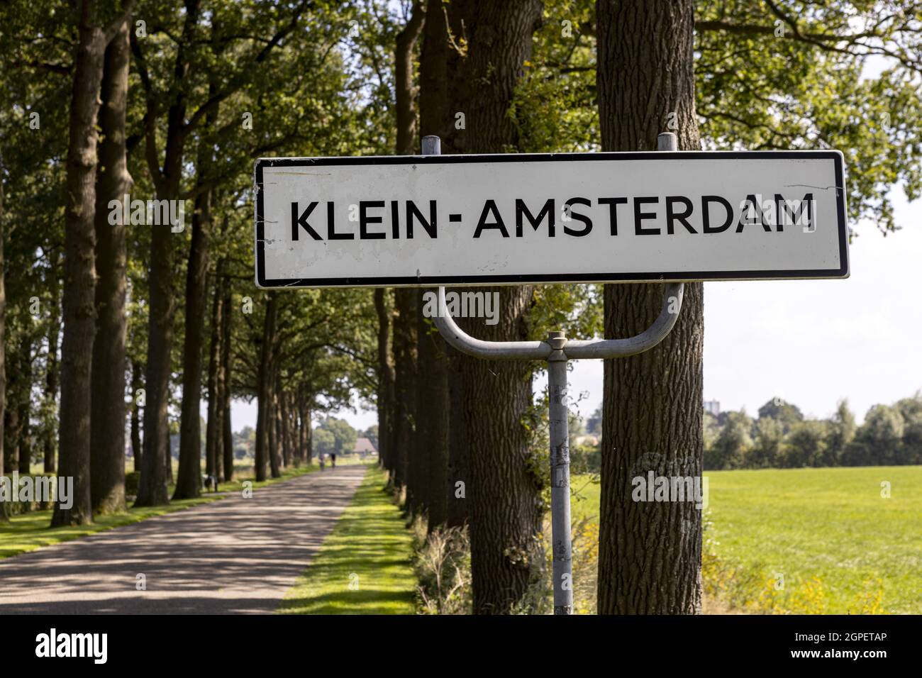 Entering town sign trees hi-res stock photography and images - Alamy