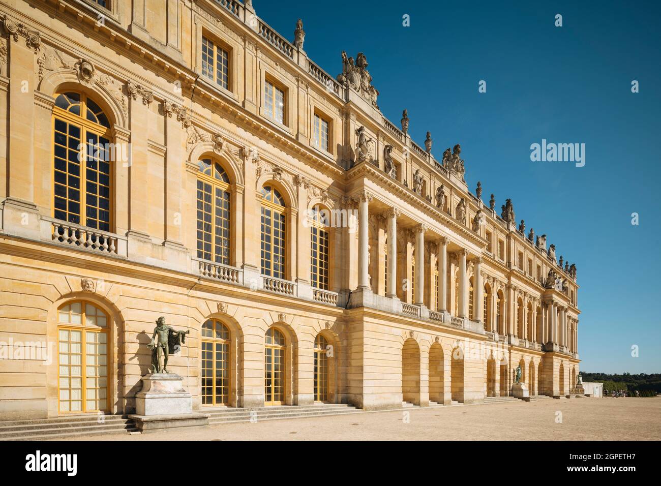 Versailles palace exterior hi-res stock photography and images - Alamy