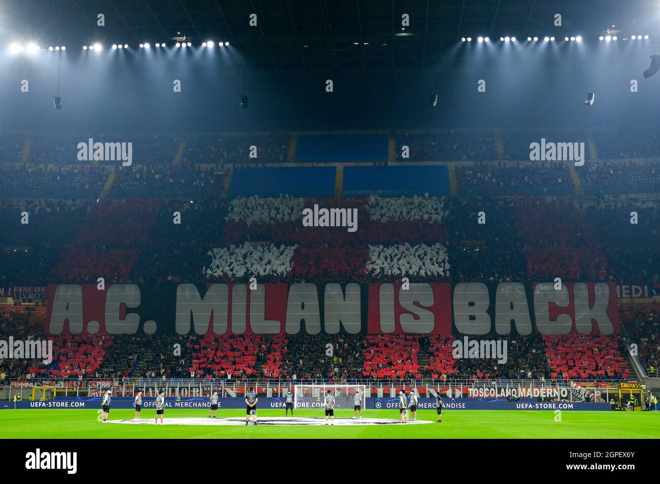 Reading fans 2021 hi-res stock photography and images - Alamy