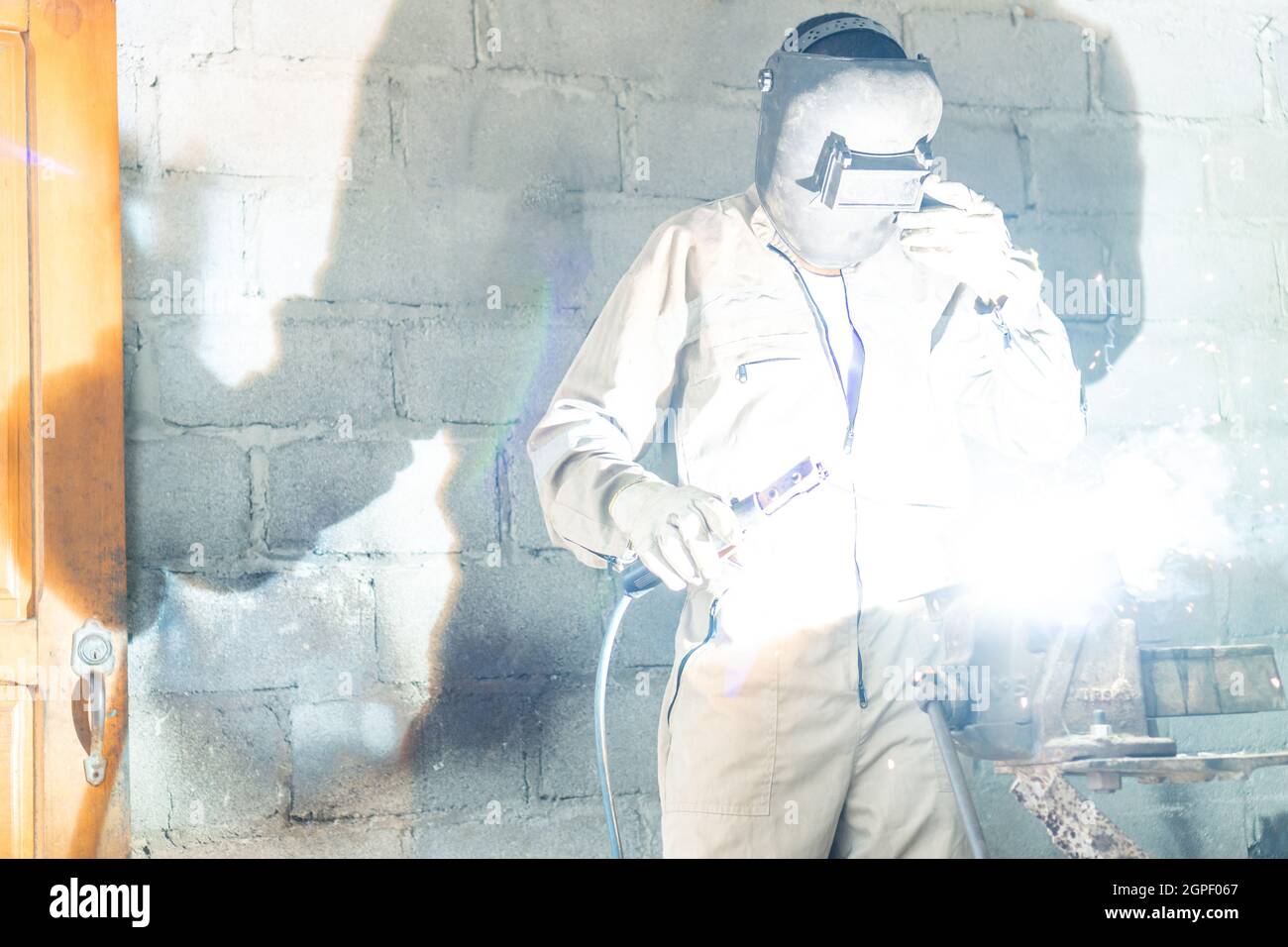 Professional welder hi-res stock photography and images - Alamy