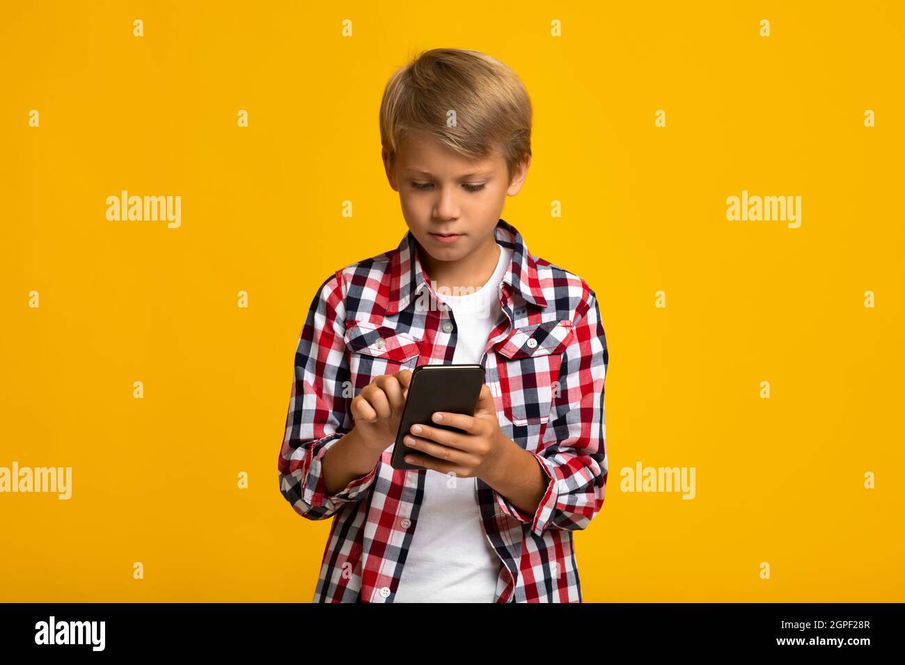 Teenager and smartphone and boy hi-res stock photography and images - Alamy