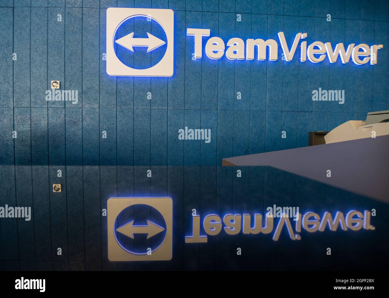 29 September 2021, Baden-Wuerttemberg, Göppingen: The TeamViewer logo ...