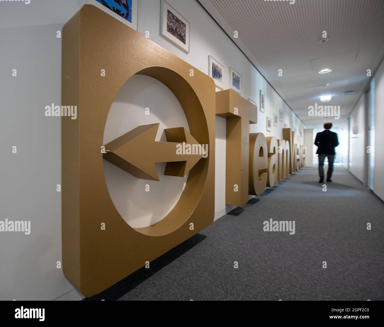 29 September 2021, Baden-Wuerttemberg, Göppingen: An employee walks ...