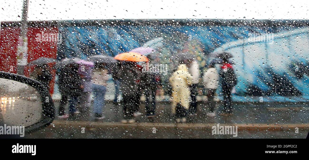 Berlin, Germany. 29th Sep, 2021. In pouring rain and temperatures ...