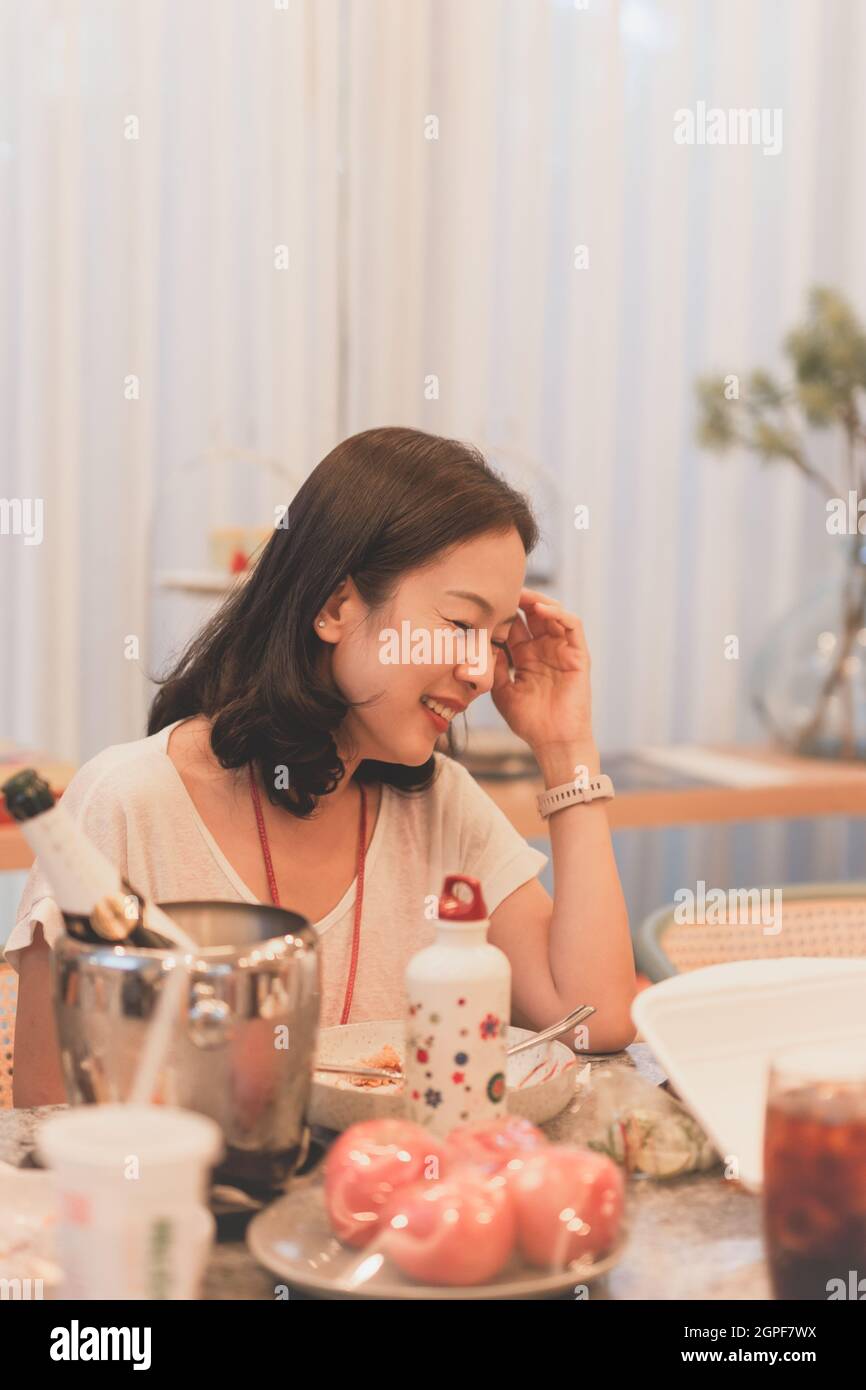 House dinner party hi-res stock photography and images - Alamy