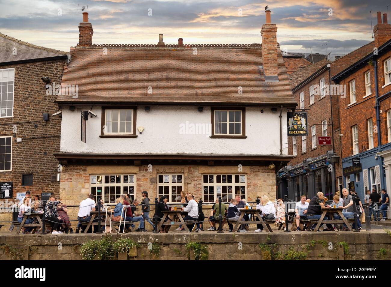 Medieval pub hi-res stock photography and images - Alamy