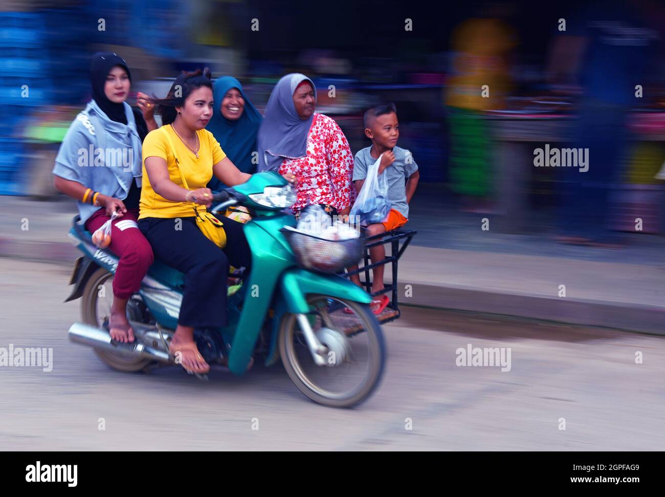 THAILAND, ISLAND OF KHO YOA NOI, ANDAMAN SEA AT EAST OF PHUKET, MUSLIM ...