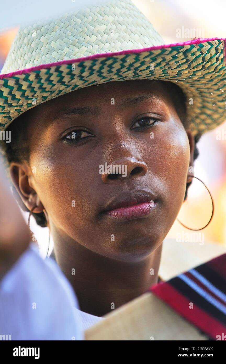 MADAGASCAR, DIEGO SUAREZ, WOMAN IN DIEGO SUAREZ TOWN, NORTH OF ...