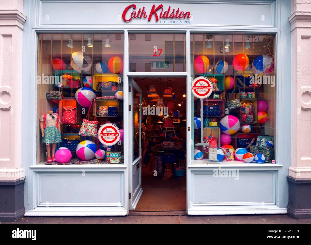 GREAT BRITAIN, LONDON, SHOP IN STREET OF LONDON Stock Photo - Alamy