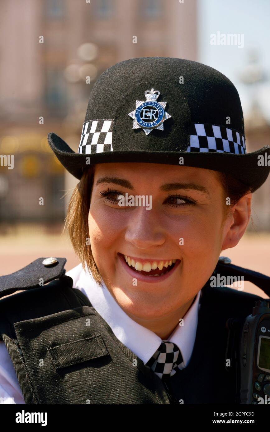 GREAT BRITAIN, LONDON, POLICE WOMAN IN LONDON STREETS Stock Photo - Alamy