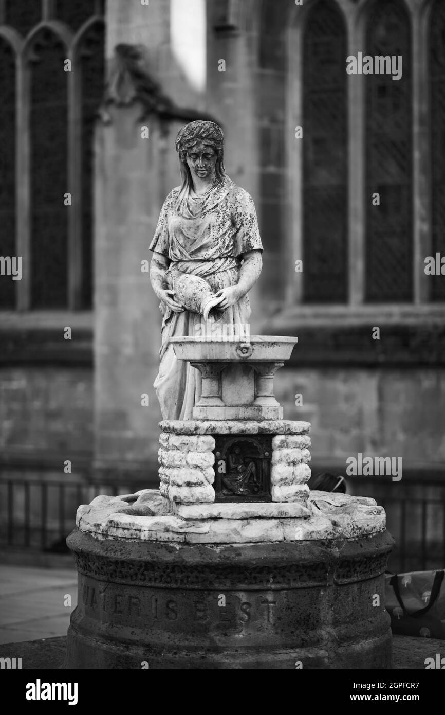 Statue by the side of Bath Abbey Stock Photo - Alamy