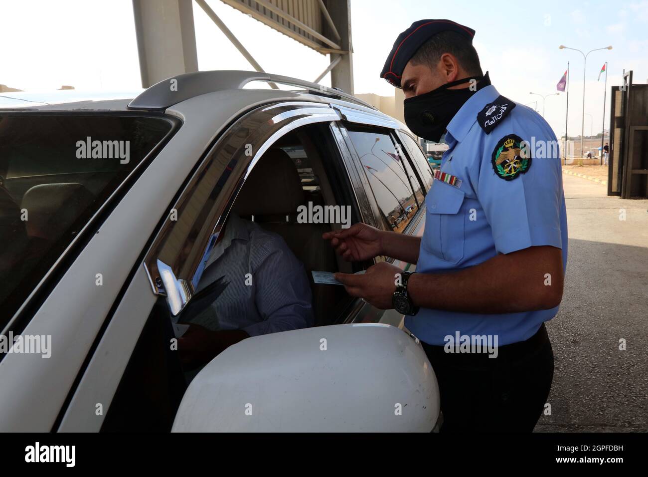 Amman. 29th Sep, 2021. A Jordanian security member checks a car at a ...