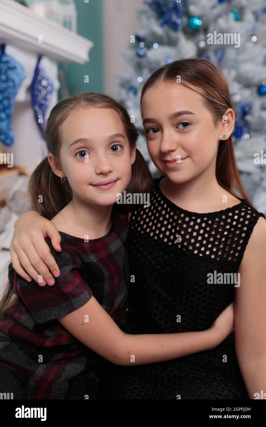 Tween girls movie hi-res stock photography and images - Alamy
