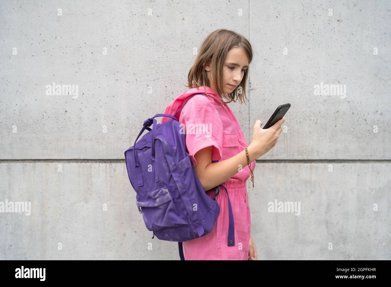 Teenage girl using cell phone outside Stock Photo - Alamy