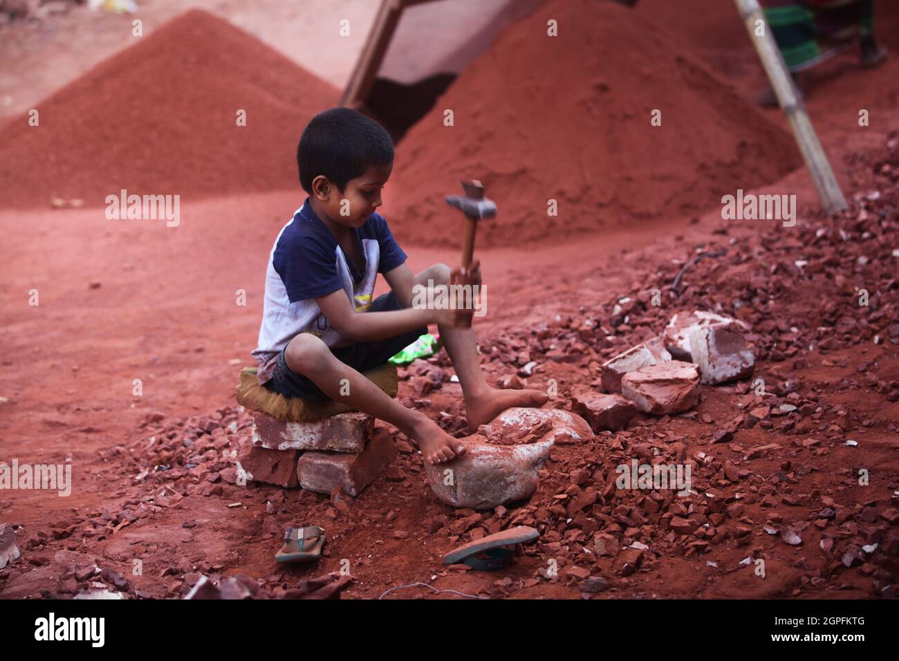 Child work bangladesh brick hi-res stock photography and images - Alamy