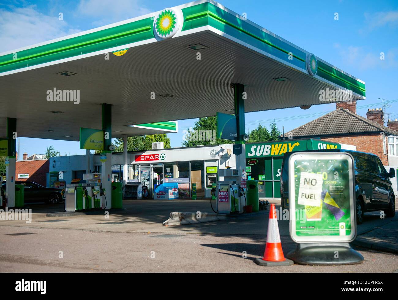 Empty fuel stations hi-res stock photography and images - Alamy