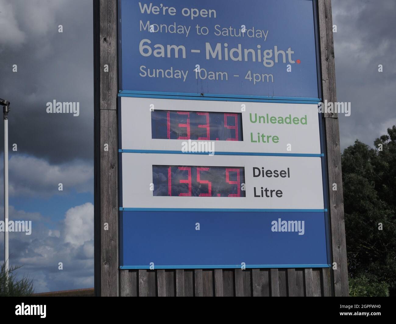 Tesco petrol station closed hi-res stock photography and images - Alamy