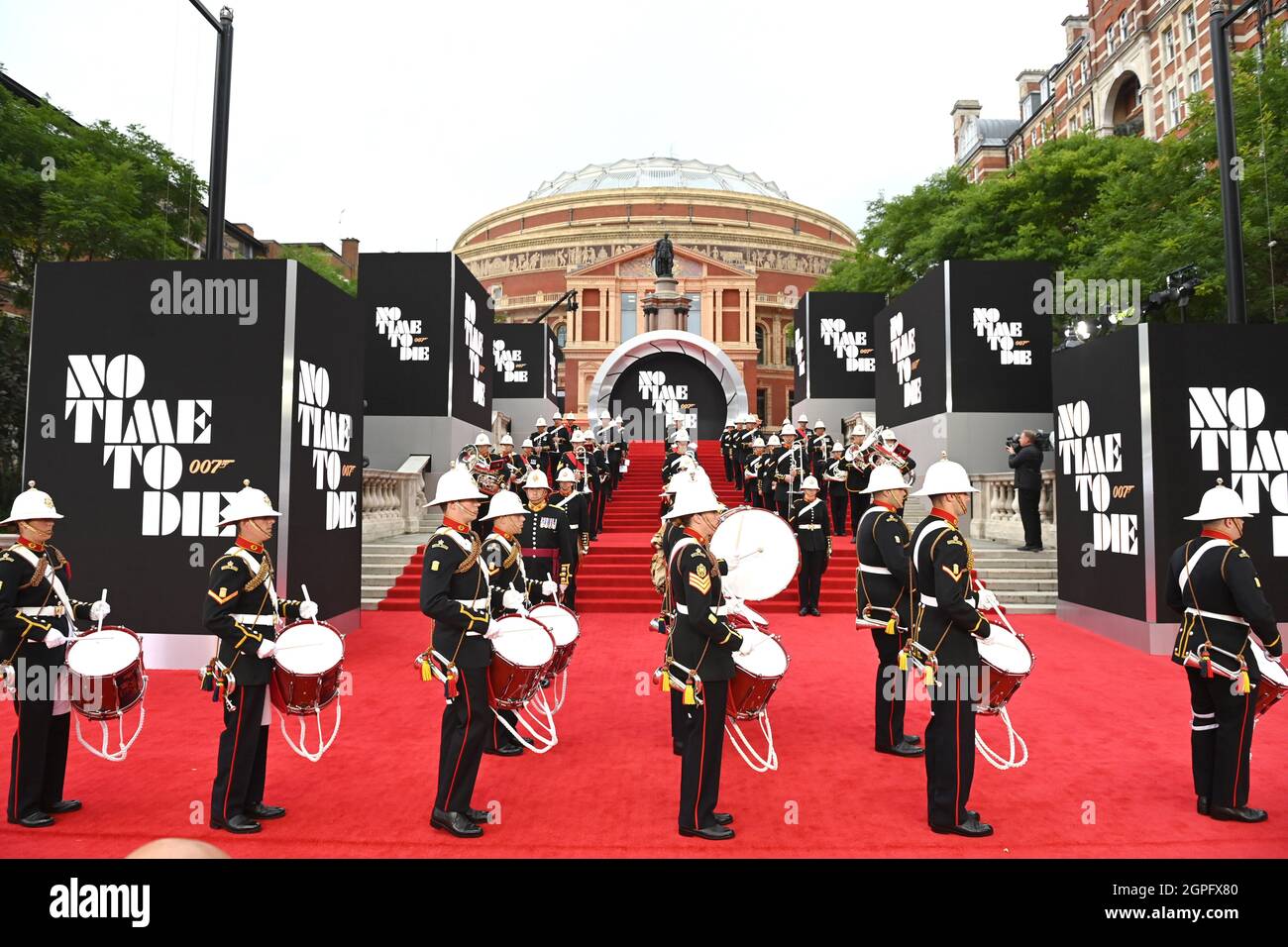 Atmosphere premiere james bond hi-res stock photography and images - Alamy