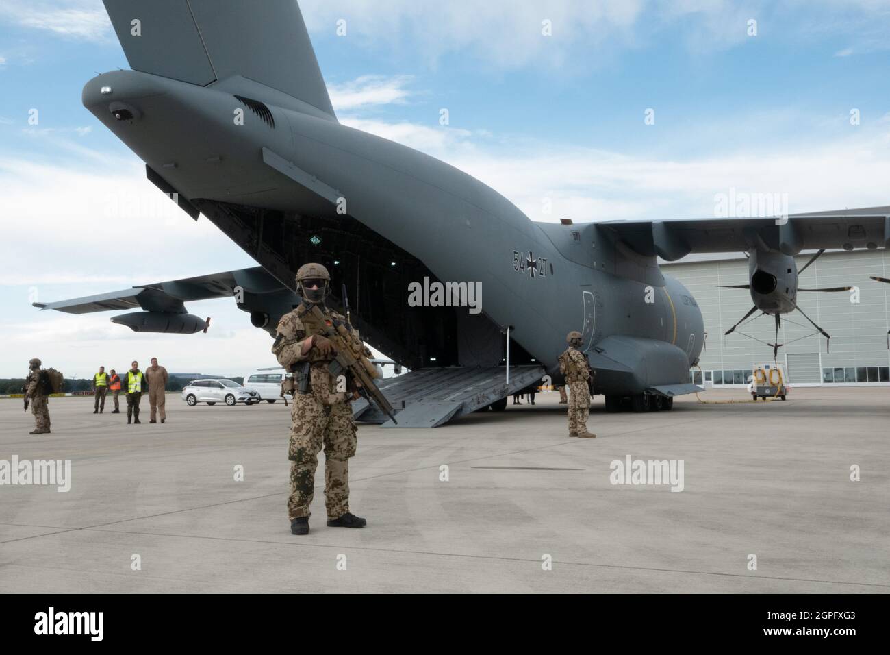 Wunstorf, Germany. 29th Sep, 2021. A Bundeswehr soldier stands in front ...