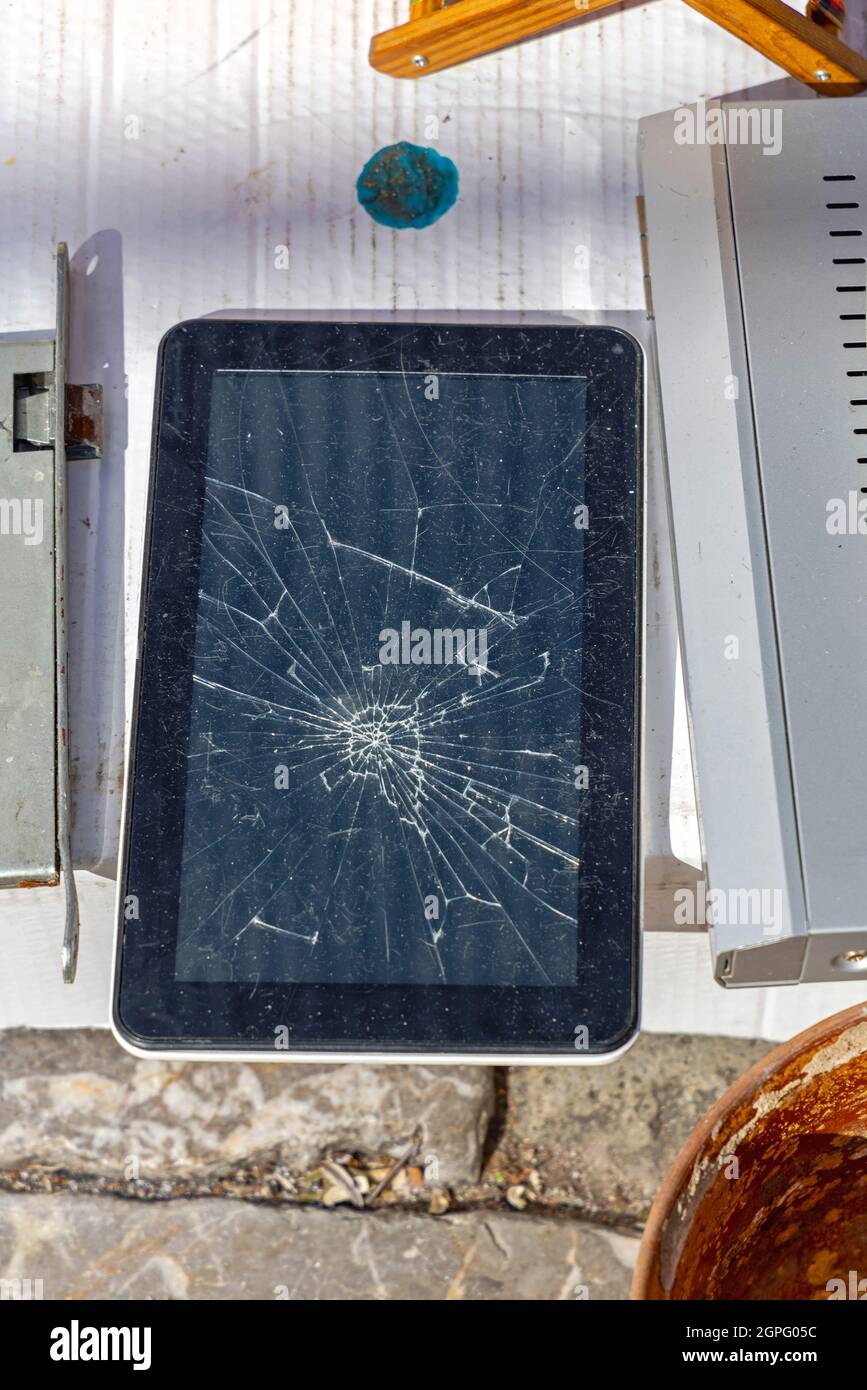 Cracked screen tablet hi-res stock photography and images - Alamy