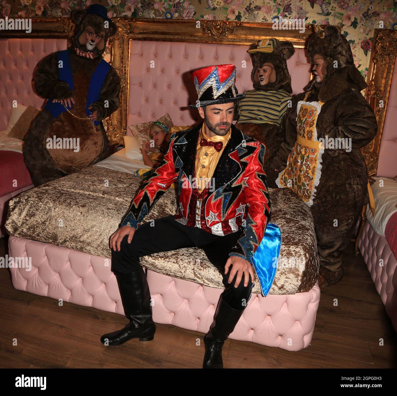 Goldilocks three bears pantomime hi-res stock photography and images ...