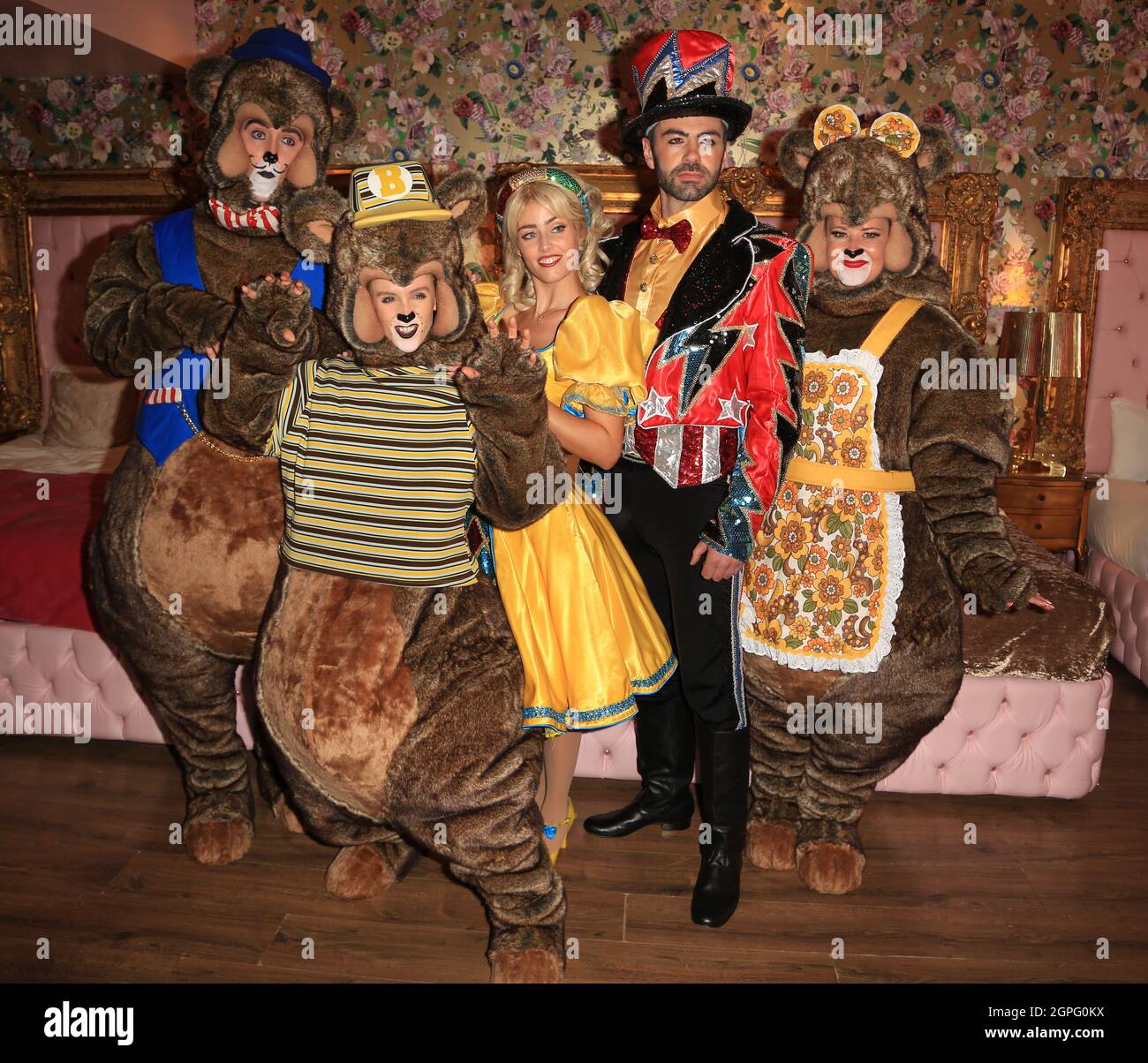 Goldilocks three bears pantomime hi-res stock photography and images ...