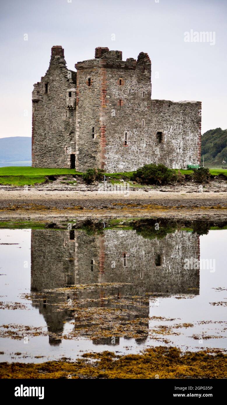Lochranza castle reflected in Loch Ranza Stock Photo - Alamy