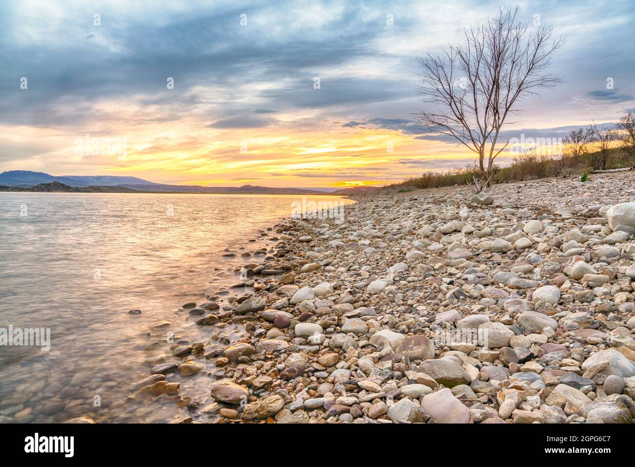 Sunset along the shoreline Flaming Gorge Lake in Utah Stock Photo - Alamy