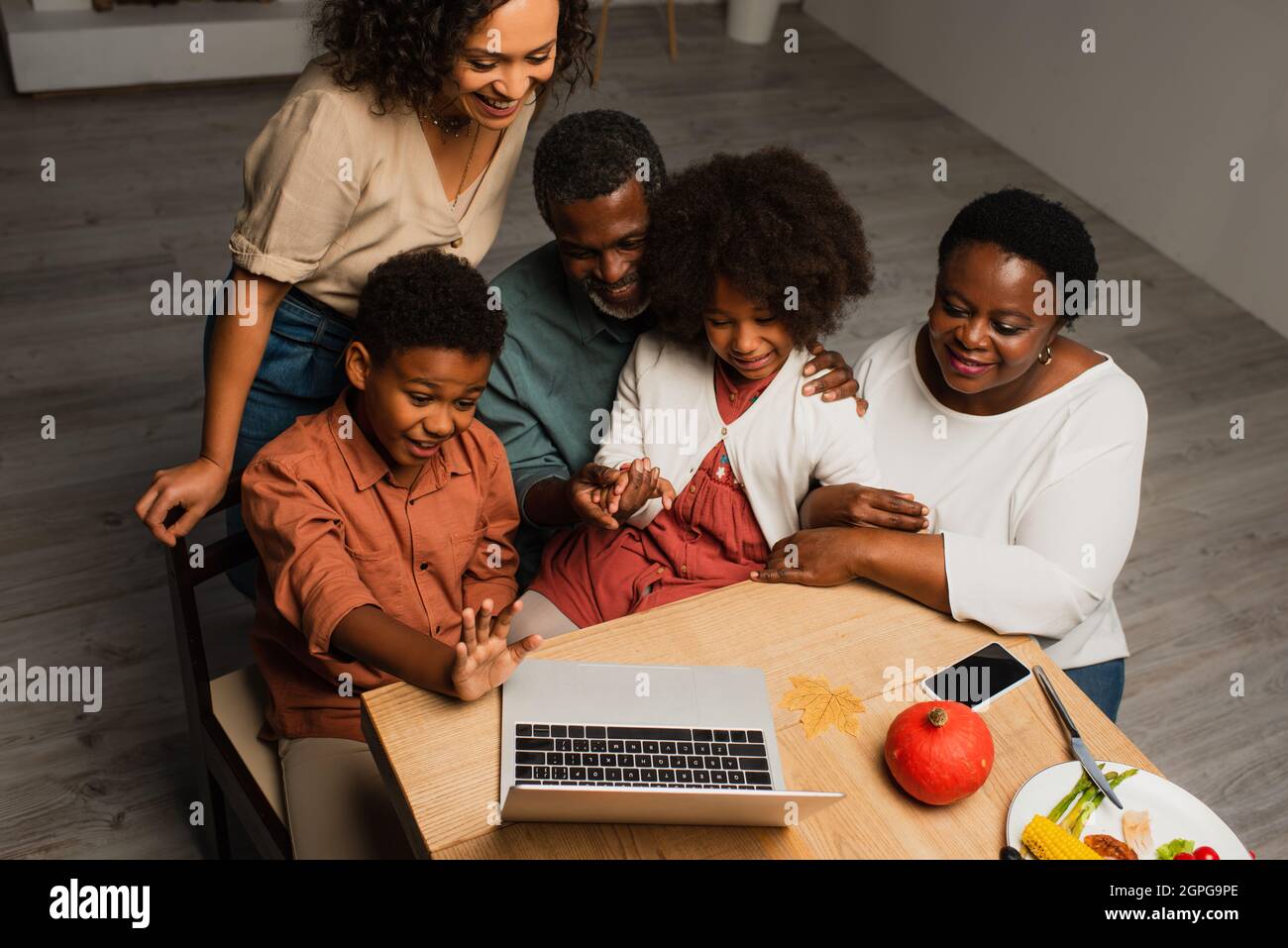 Family waving screen hi-res stock photography and images - Alamy