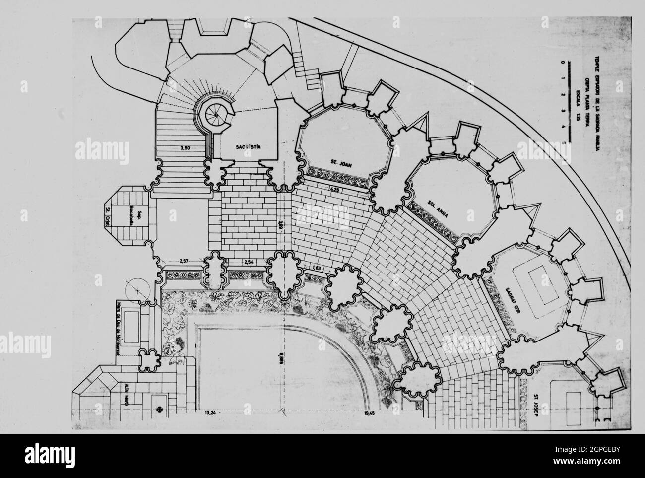 Sagrada Familia (Crypt): earth level plan (E: 1:25), 1973 Stock Photo ...